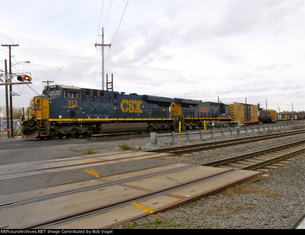 CSX 913 and 3236